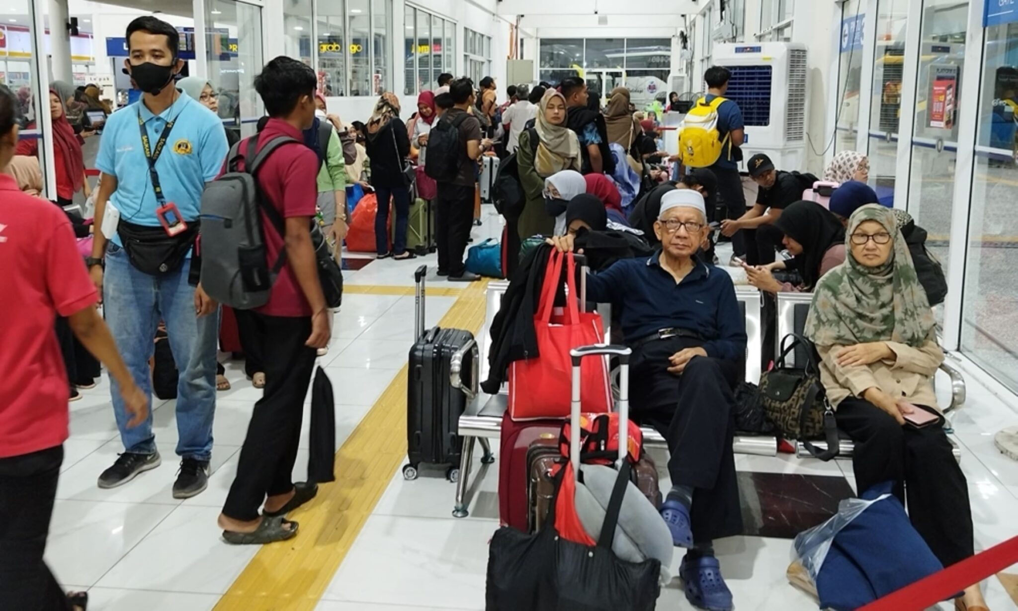 Terminal bas Shah Alam, Klang sesak perantau balik raya