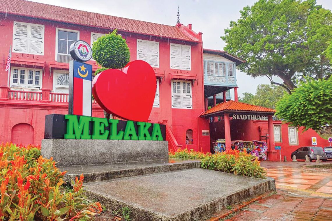 Zon bebas kenderaan elak Bangunan Merah rosak