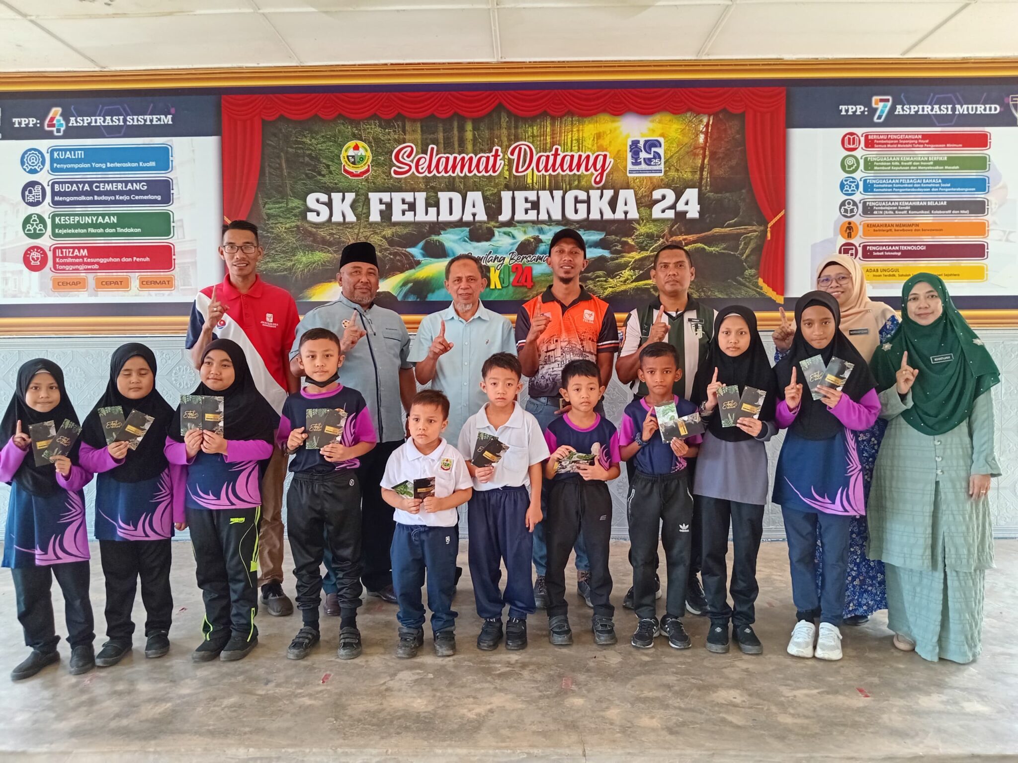 214 murid SK Felda Jengka 24 ceria terima sumbangan duit raya - Utusan ...