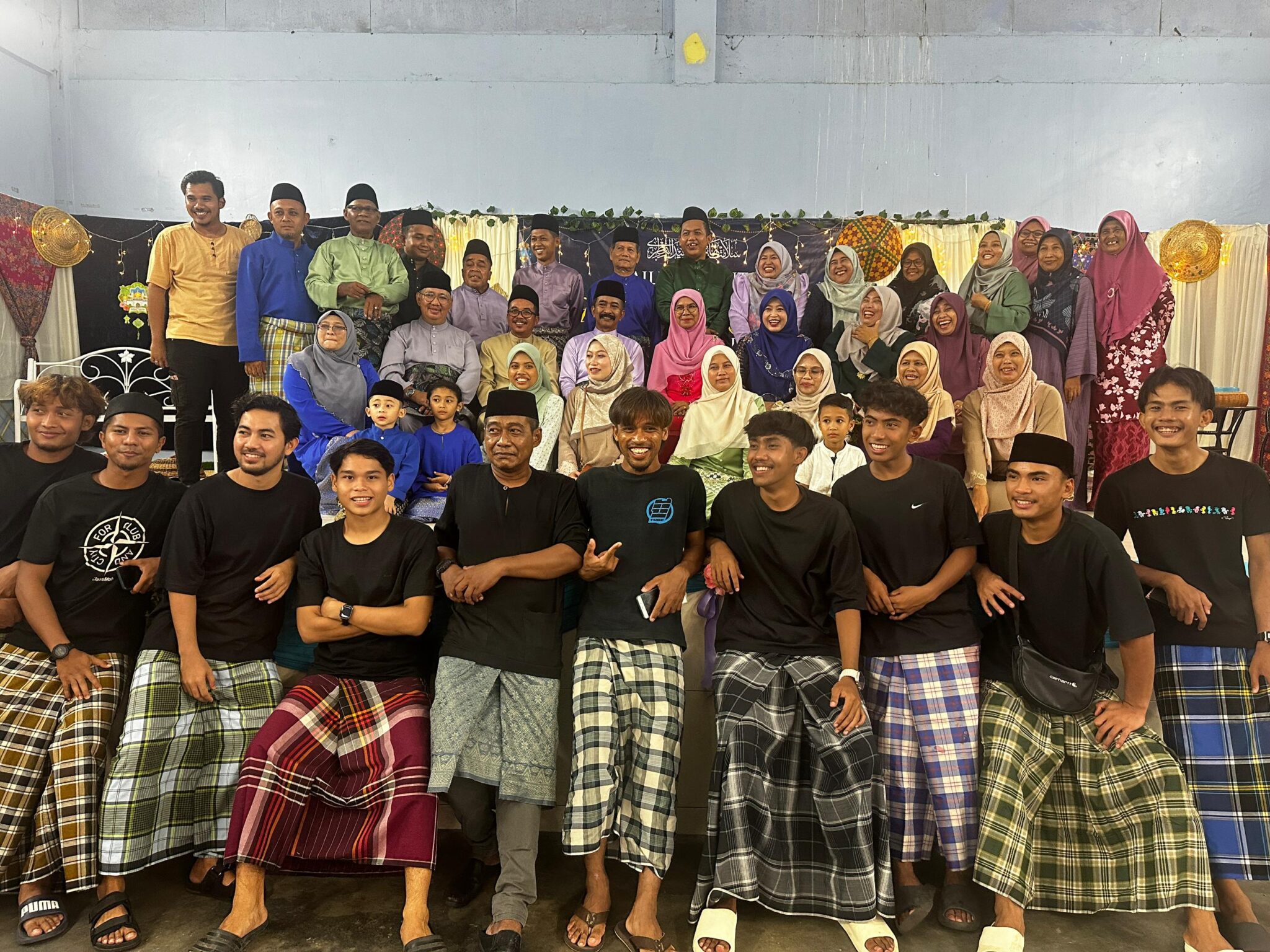 Kain pelikat, baju kebaya warnai kemeriahan jamuan hari raya Kampung ...