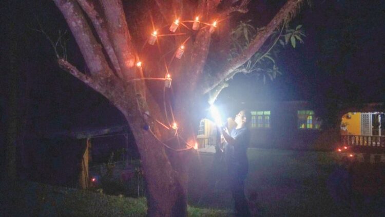 Tradisi pasang pelita raya meriah