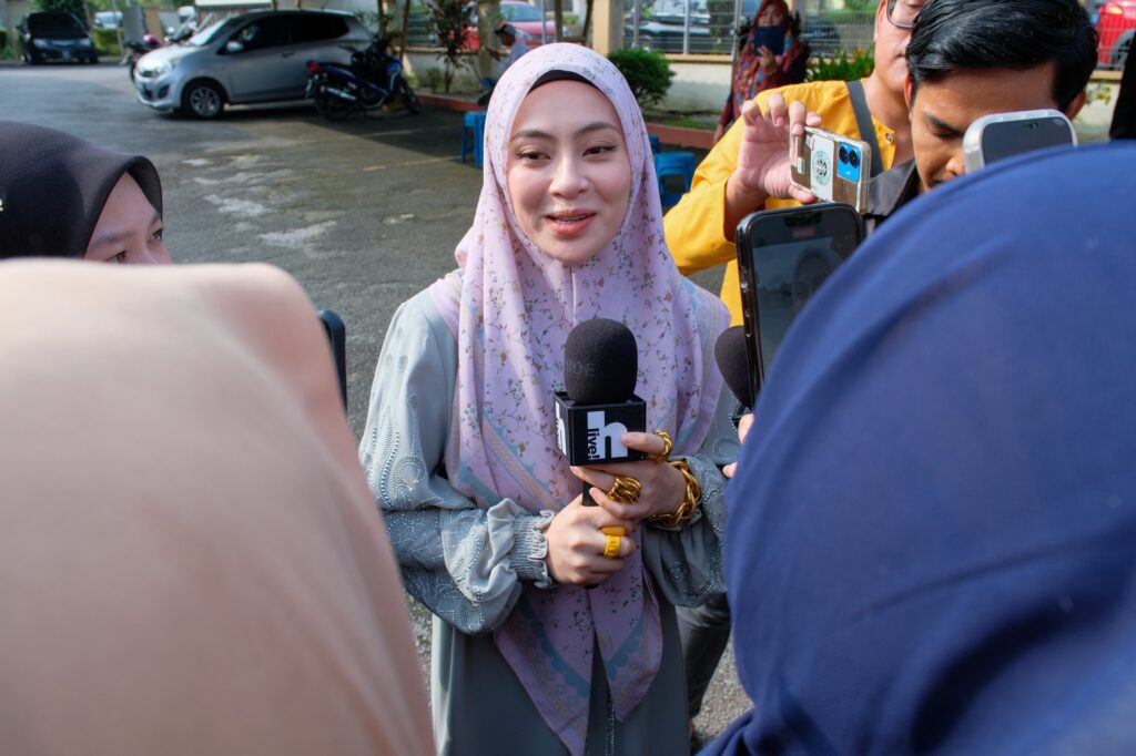 Adira Suhaimi, Datuk Red bercerai talak satu