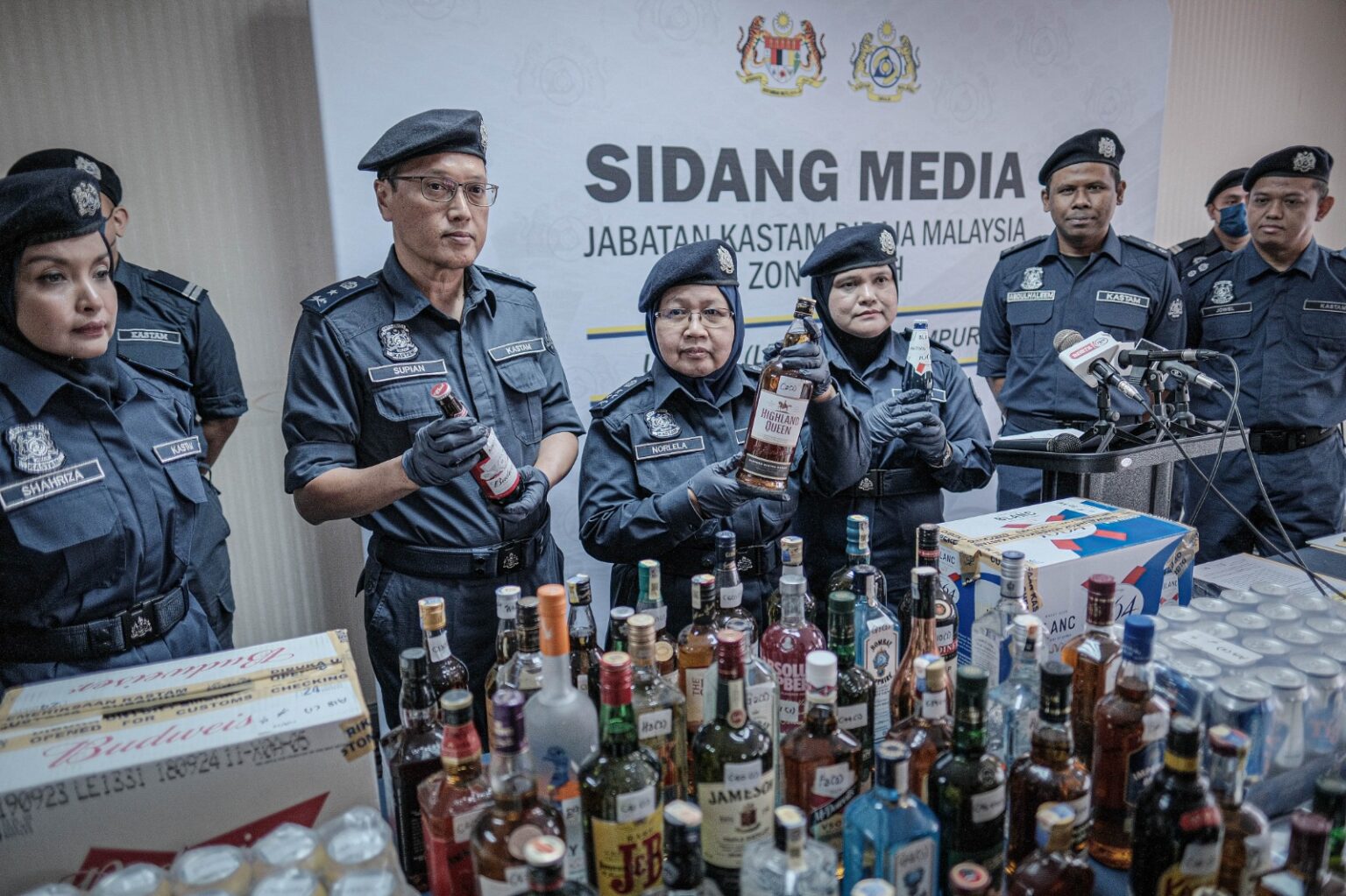 Pintu kecil ke bilik rahsia simpan arak tidak bercukai