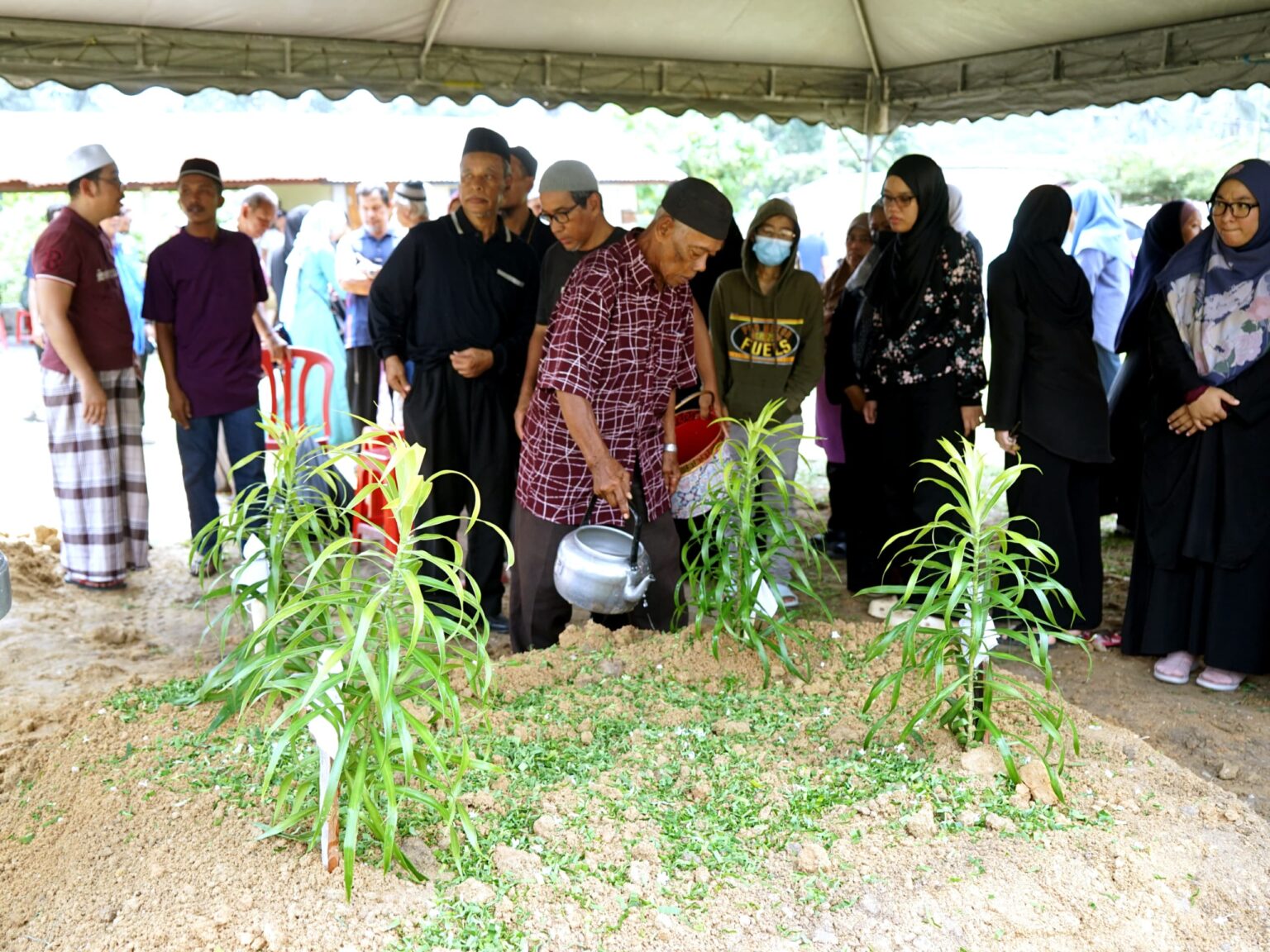 Jenazah pasangan suami isteri selamat dikebumikan - Utusan Malaysia