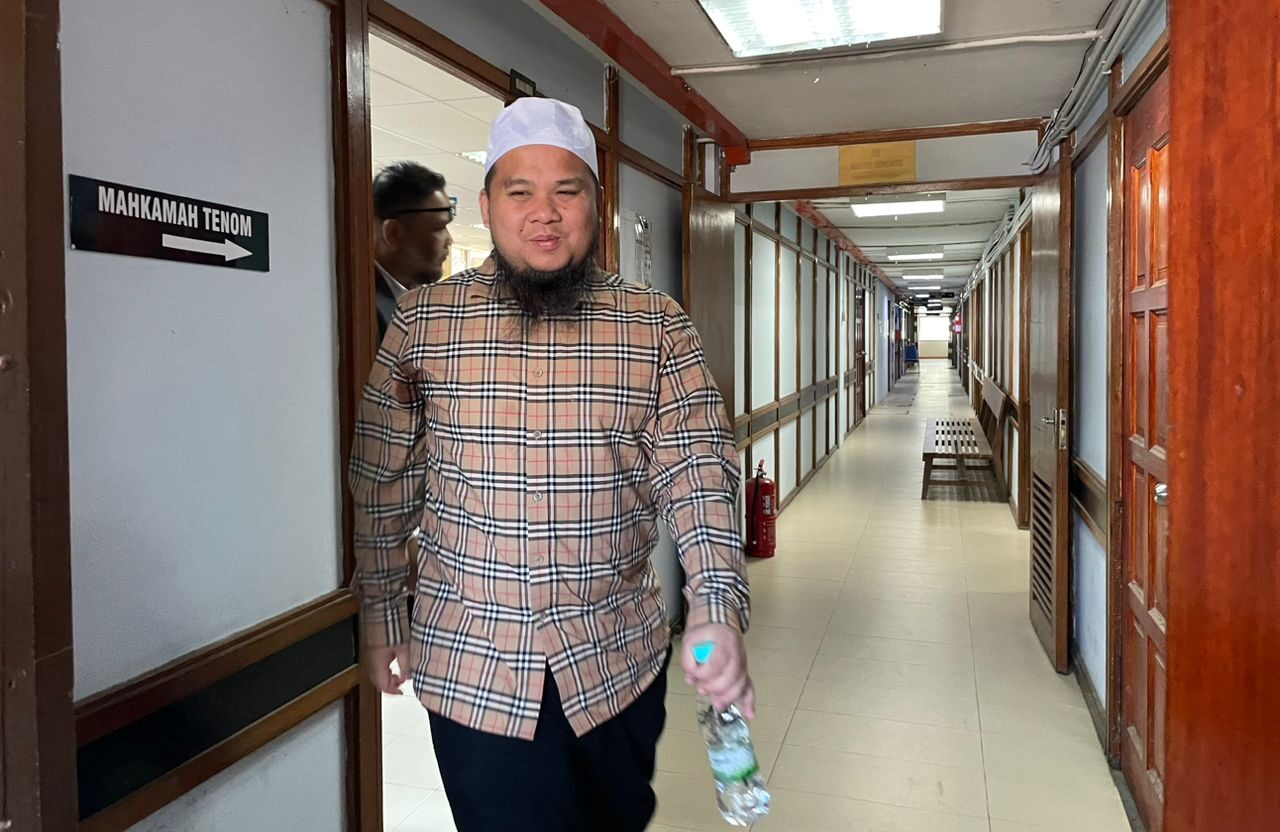 Ebit Lew didakwa hantar mesej lucah pada bulan Ramadan Ebit Lew didakwa hantar mesej lucah pada bulan Ramadan