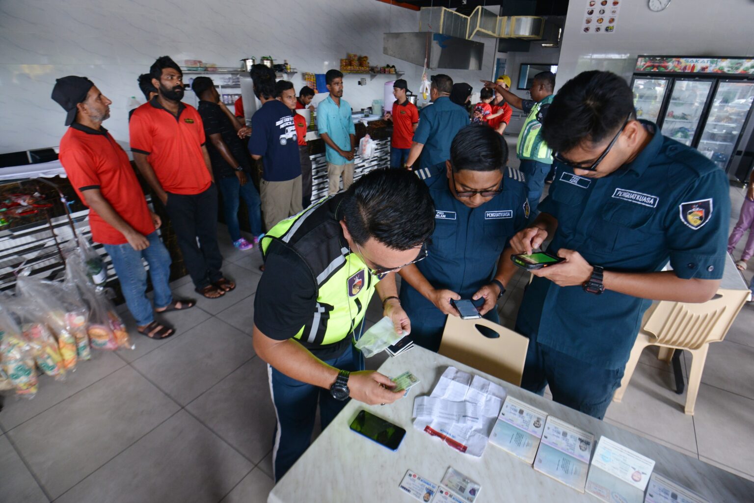 15 warga asing ditahan, tiga premis disita