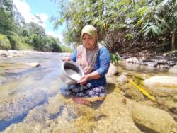 Penduduk mandi, cuci pakaian di sungai