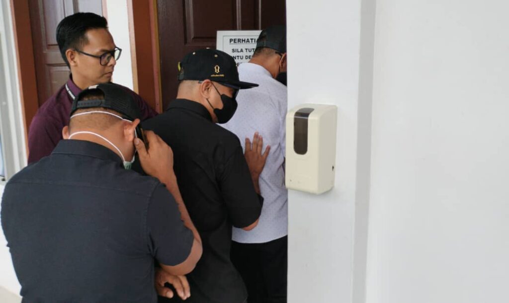 Empat pegawai JKDM mengaku tidak salah guna dadah