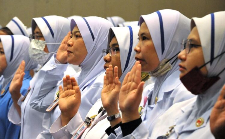 Tambahan waktu kerja jururawat beri risiko kepada pesakit - Utusan Malaysia