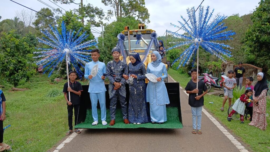 Pasangan ‘Raja Sehari’ berarak naik jengkaut