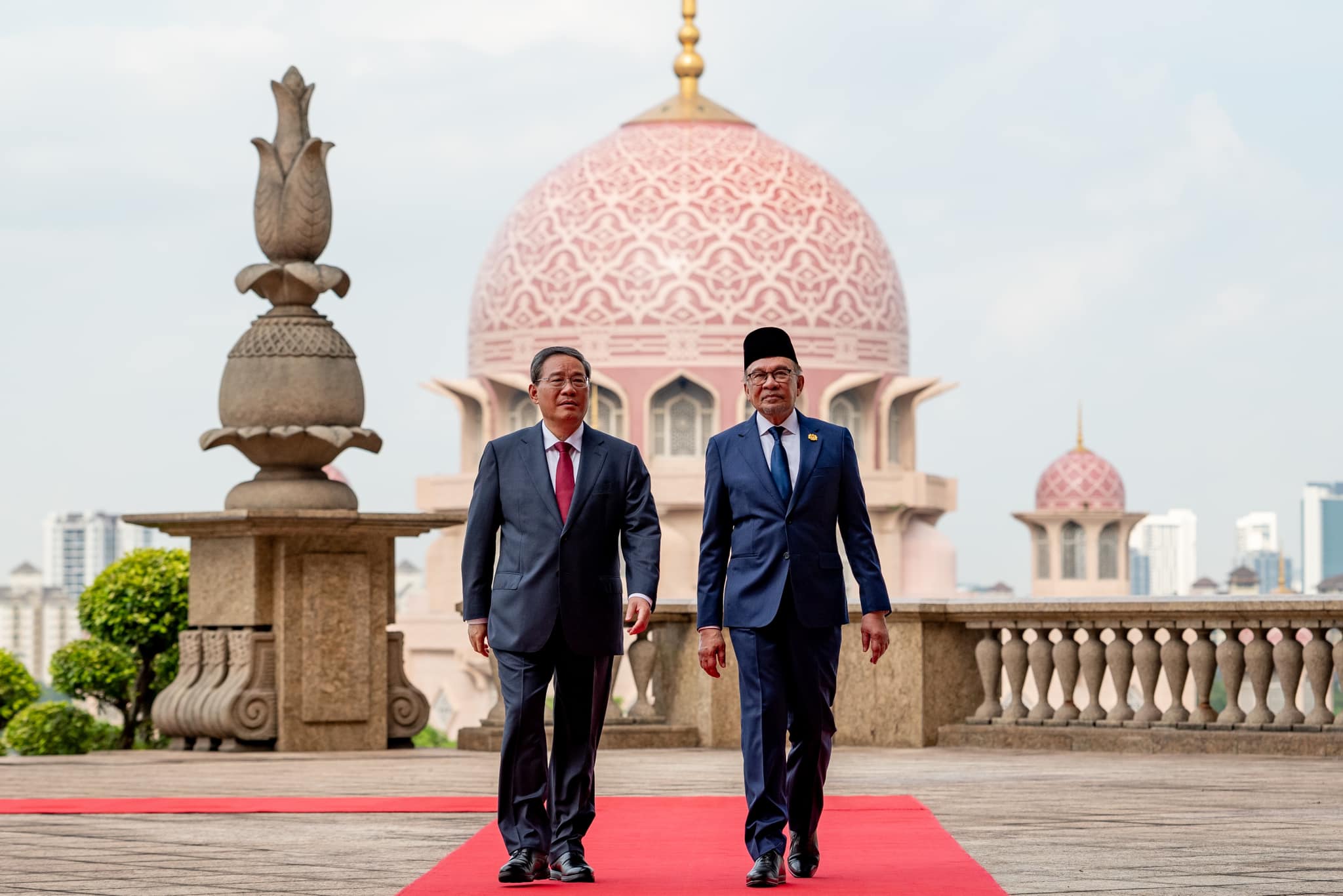 Anwar rai PM China dalam majlis makan tengah hari - Utusan Malaysia