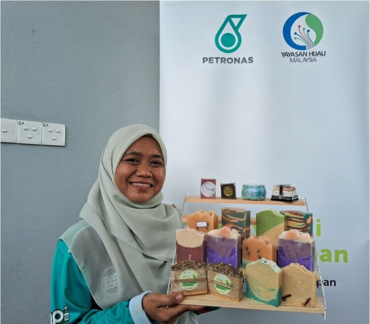 Guru hasil sabun guna minyak masak terpakai