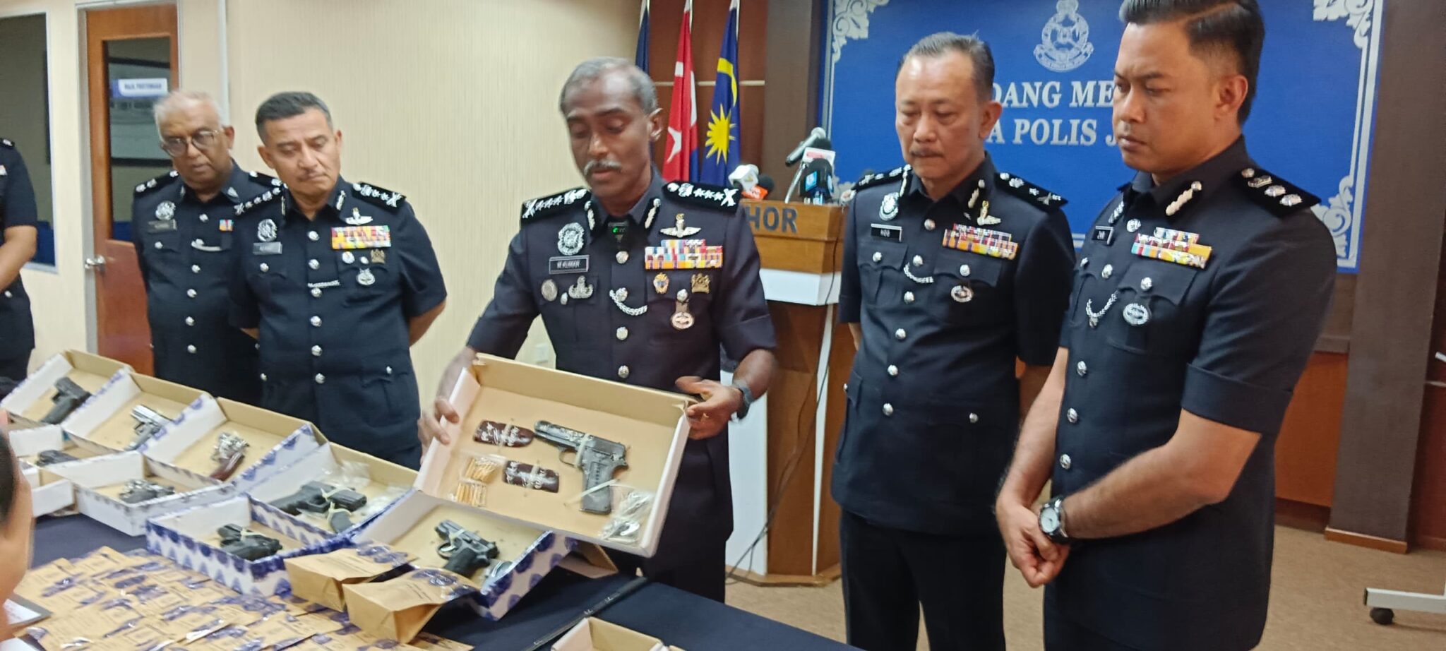 Bongkar sindiket seludup senjata, dadah - Utusan Malaysia