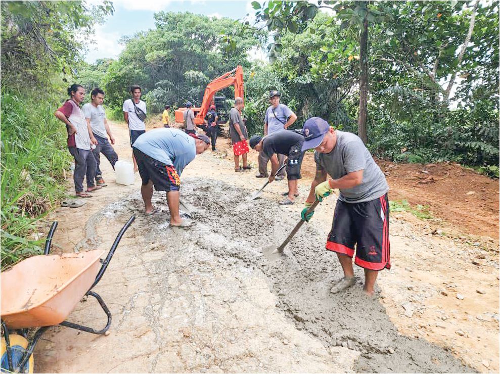 Aduan tidak dilayan, penduduk baiki sendiri jalan rosak
