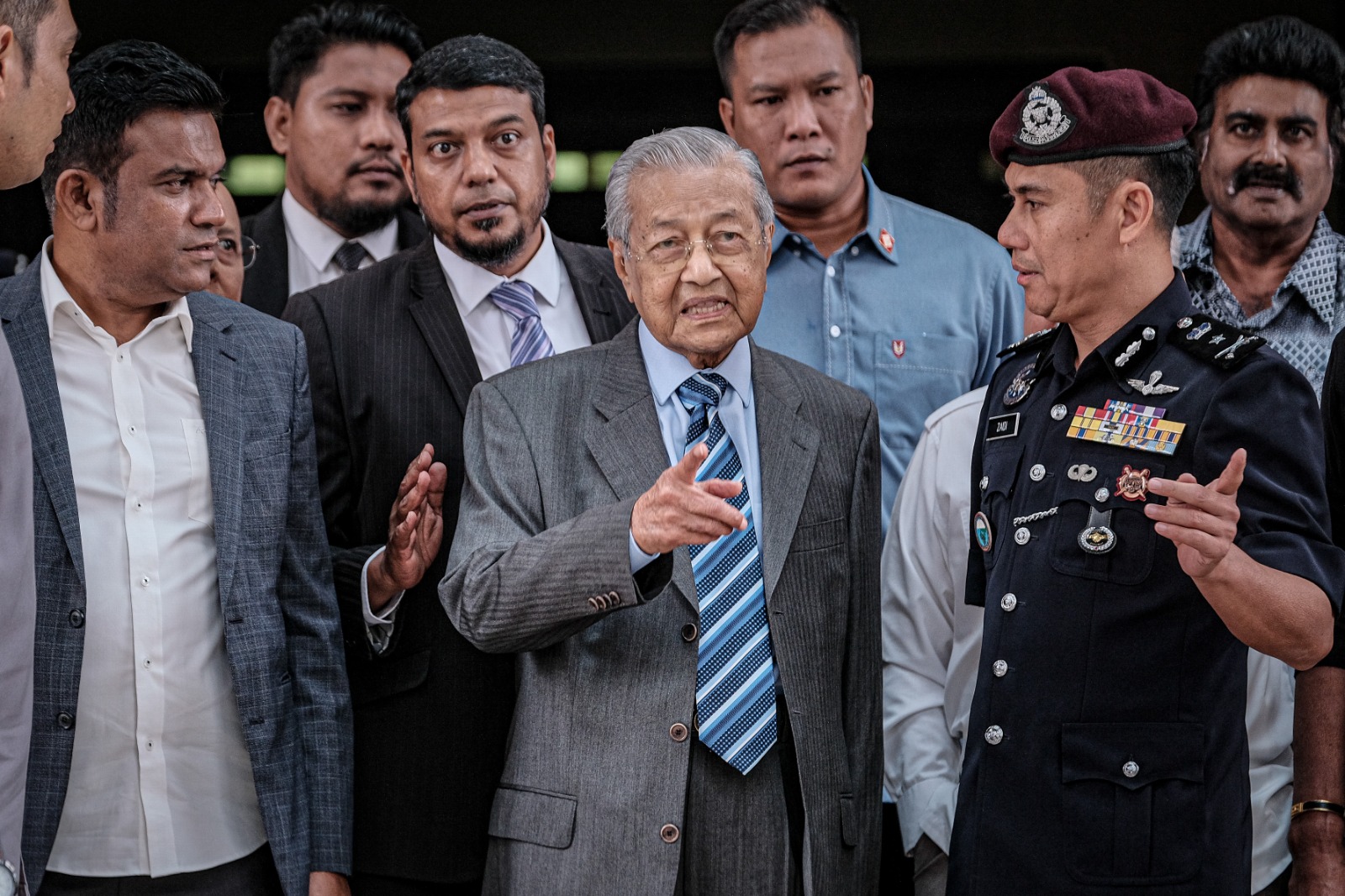 Tun Mahathir tiba di BHEUU beri keterangan - Utusan Malaysia