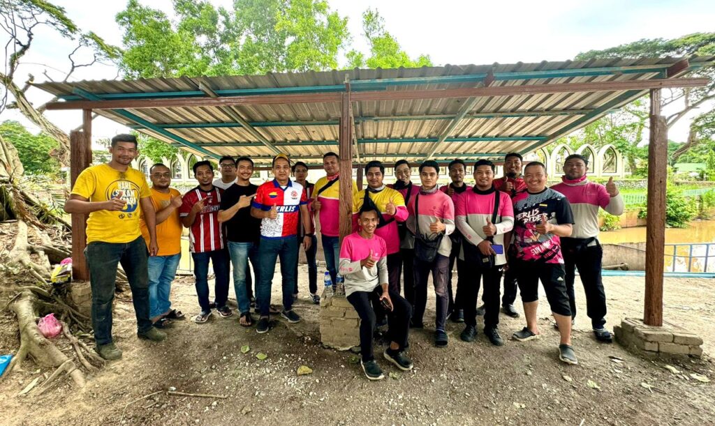 Pemuda UMNO Arau gotong-royong bina semula pondok rehat rider Foodpanda ...