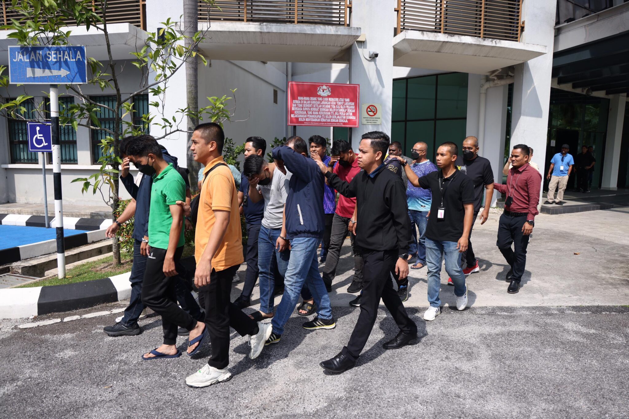 Terima rasuah RM12,000 lindungi perniagaan warga asing