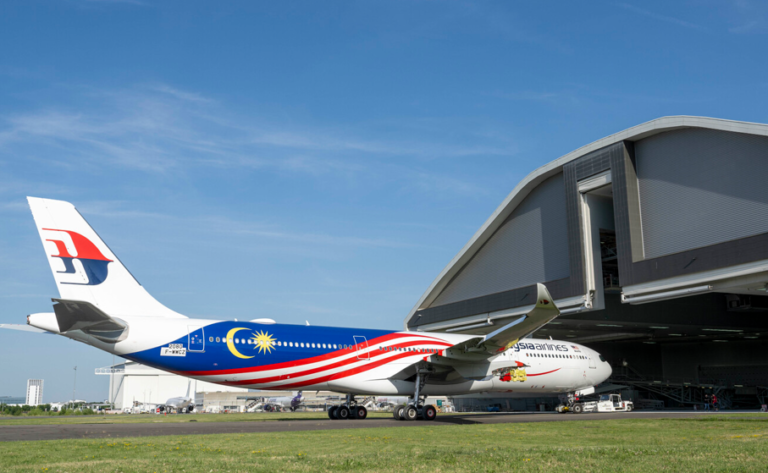 Pesawat pertama Malaysia Airlines A330neo siap dicat