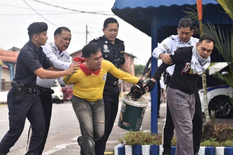Simulasi serangan pengganas di Balai Polis Kuala Berang
