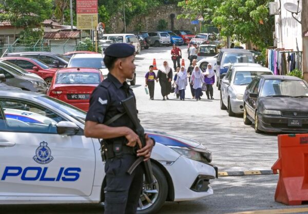 Polis dan masyarakat berpisah tiada