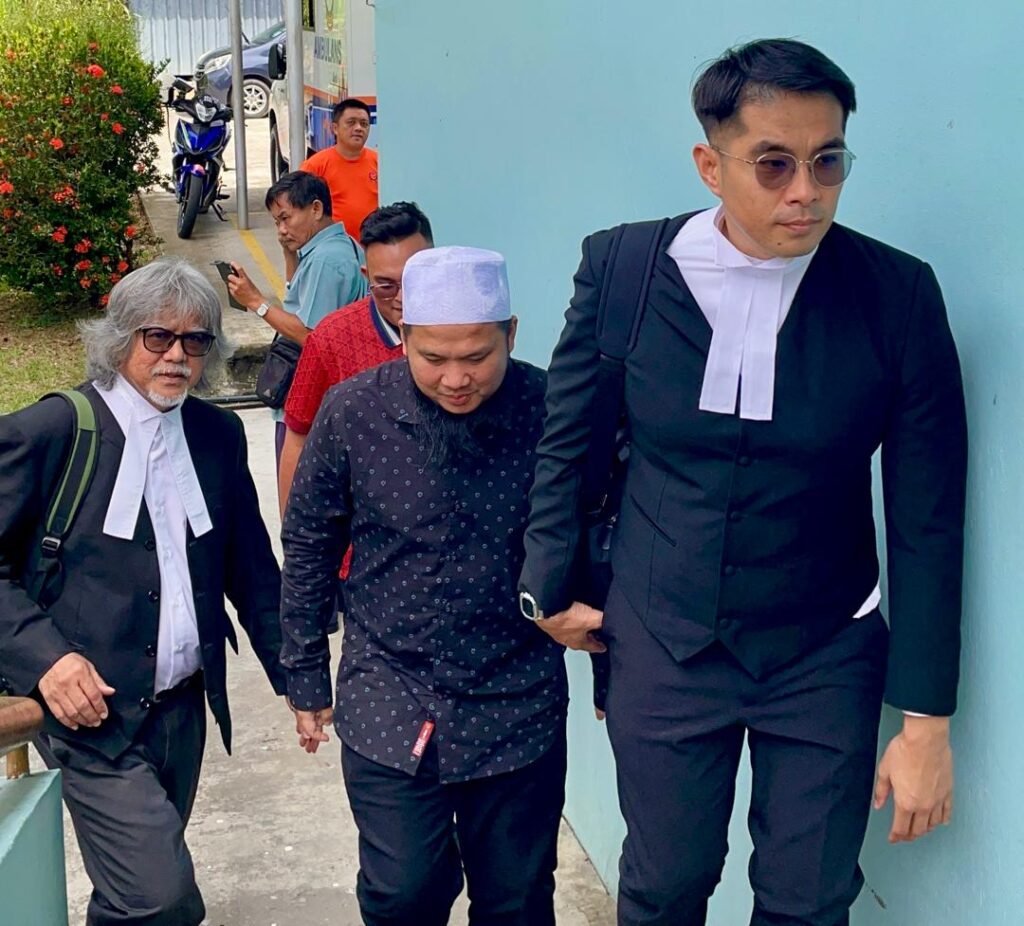 ‘Suami tahu saya hantar gambar payudara kepada Ebit Lew’