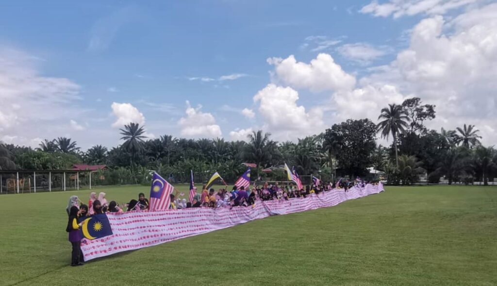 Kain rentang 60 meter dicap tapak tangan sempena merdeka