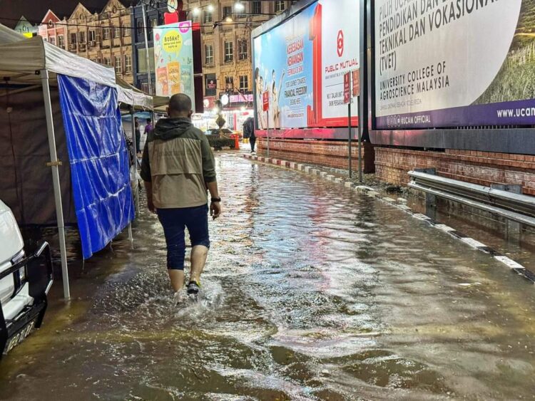 Melaka banjir lagi, ribut ranapkan khemah penjaja