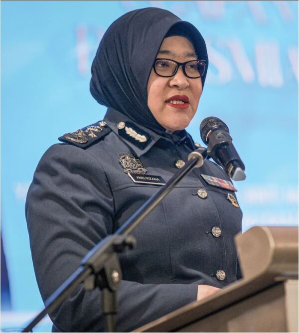 Berbuka puasa atas bot sambil menyusuri Sungai Terengganu - Utusan Malaysia