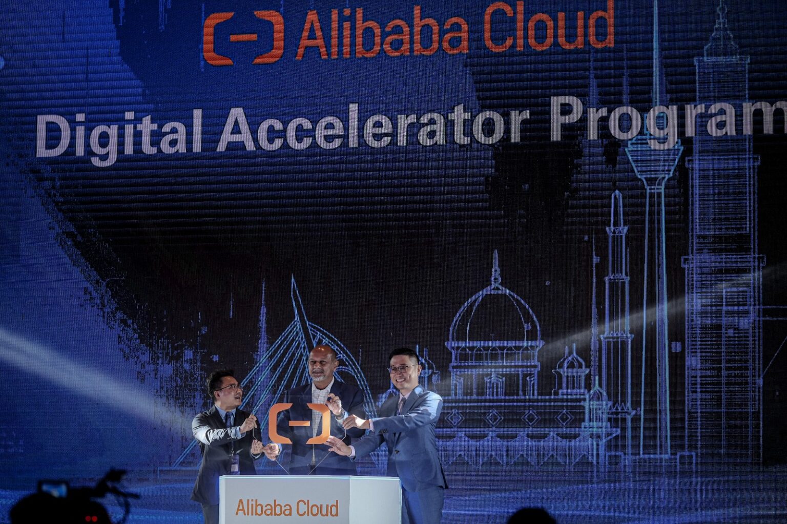 Alibaba Cloud lancar program tingkat penggunaan AI di Malaysia - Utusan ...