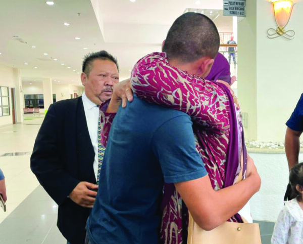 Minta maaf cepat, keluarga 'Abang Bas' mahu saman - Peguam