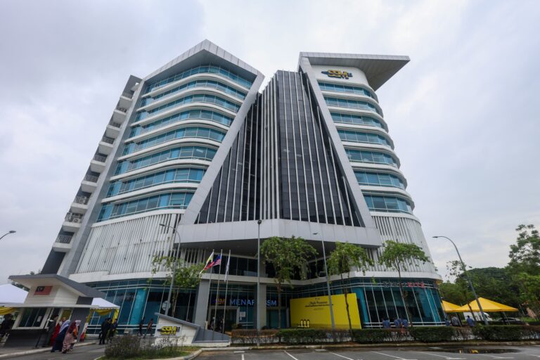 Sultan Nazrin rasmi Menara SSM Perak