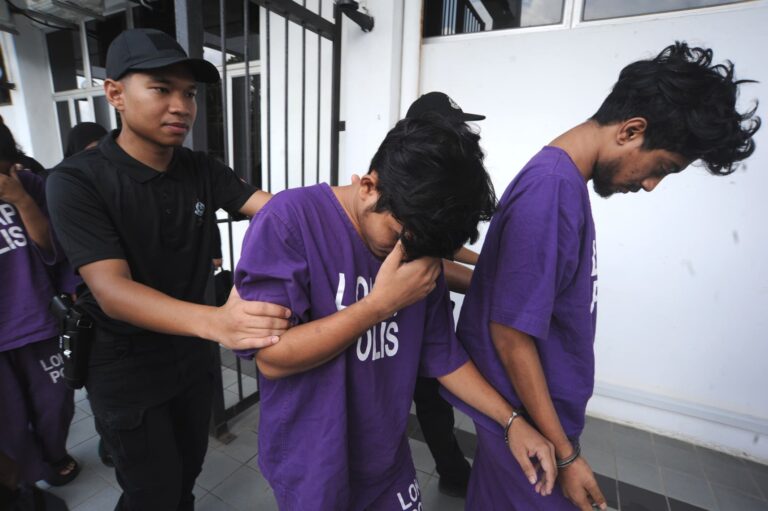 Lelaki cetus panik temukan bom zaman perang - Utusan Malaysia