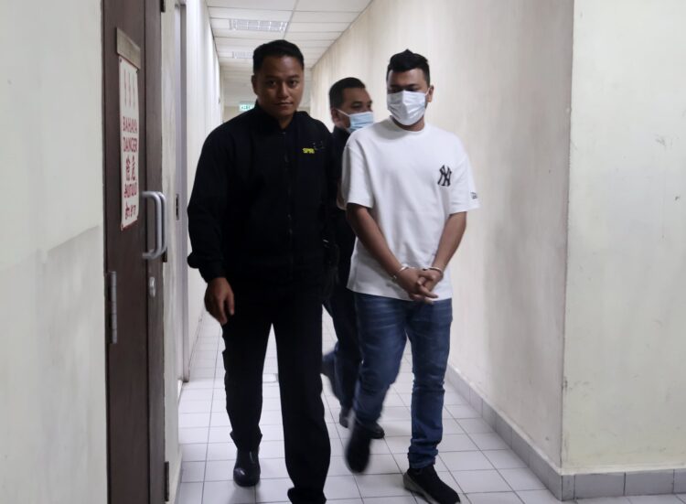 Bekas pegawai kanan kementerian didakwa peroleh suapan