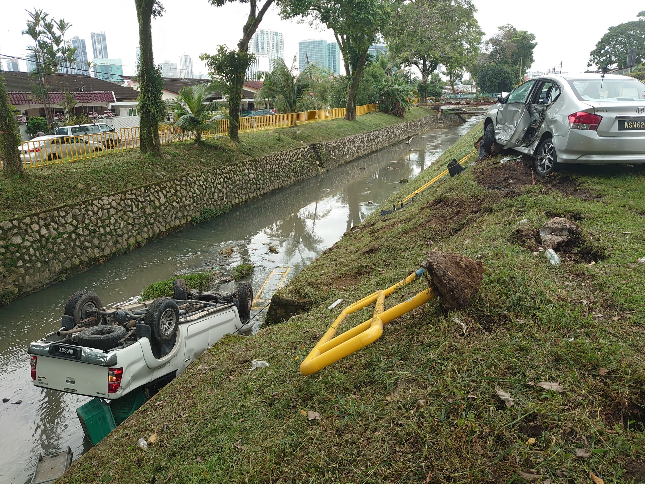 'Nasib baik air dalam parit tak tinggi, jika tidak saya sudah mati ...