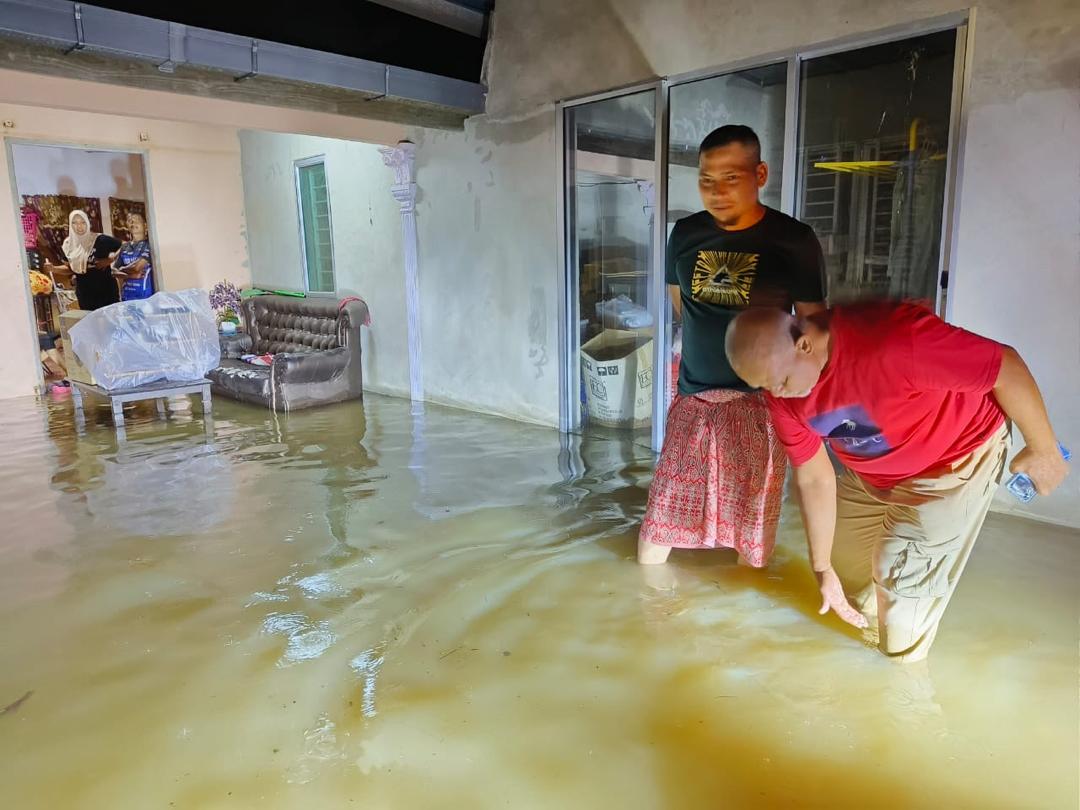Perlis dilanda banjir kilat, rumah penduduk dinaiki air paras lutut ...