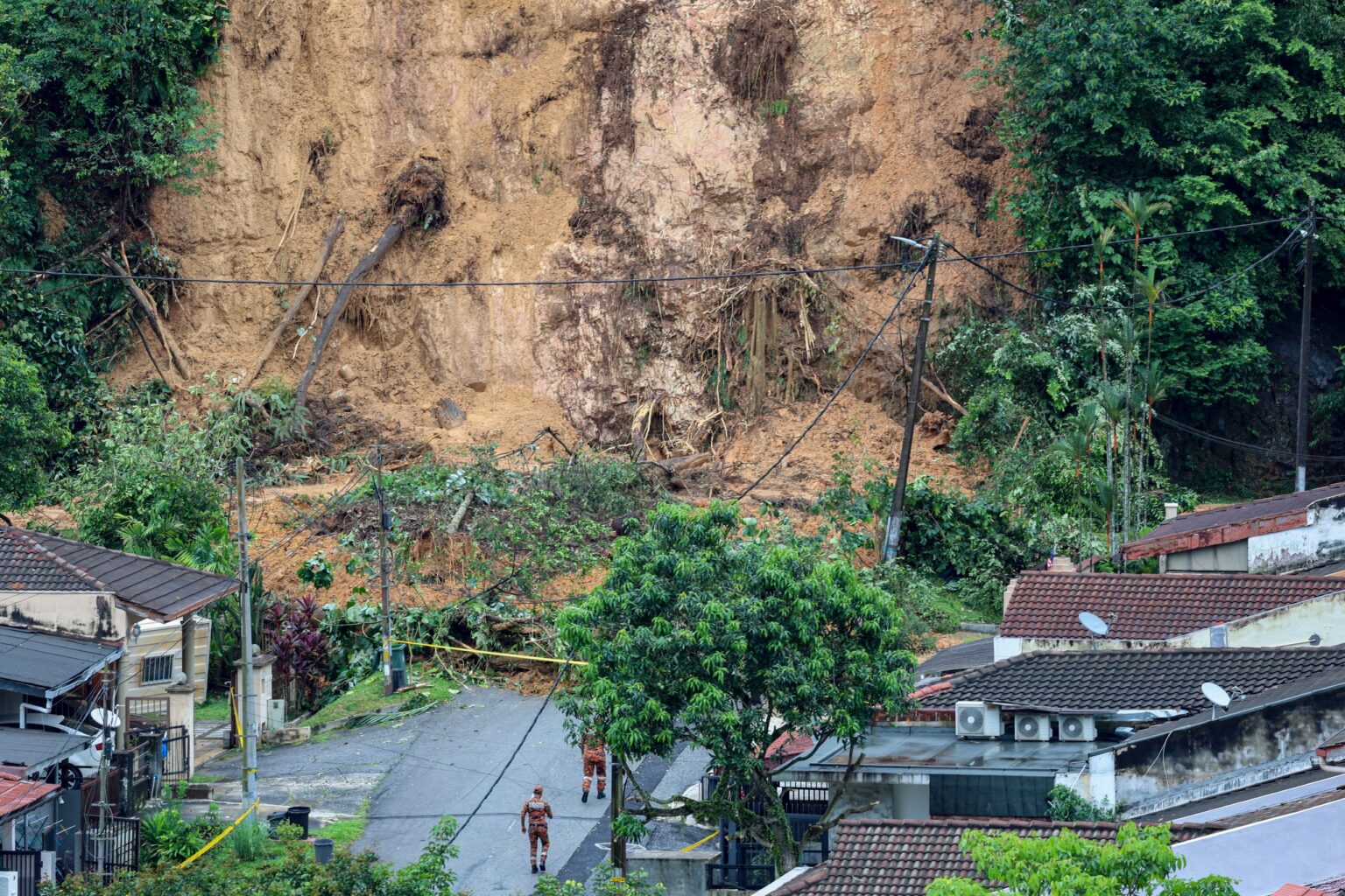 Tanah runtuh: 20 rumah sekitar Taman Melawati perlu dikosongkan