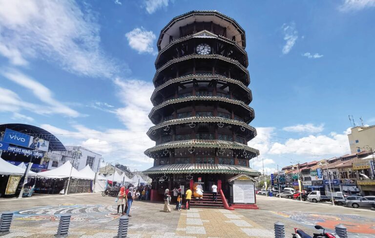 Menara Condong Teluk Intan lengang - Utusan Malaysia