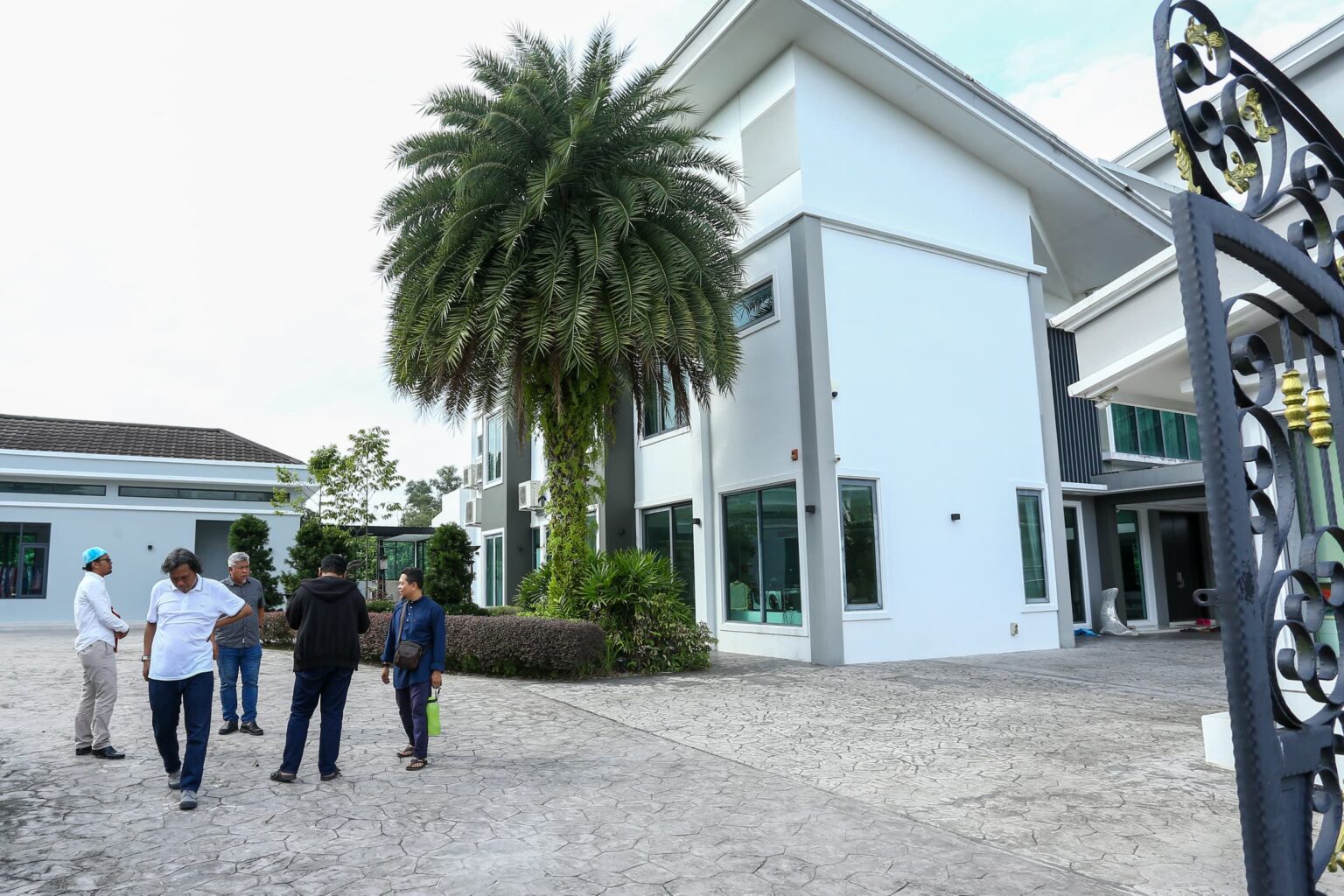 Gagal lunas hutang, 4 kereta mewah, barangan rumah Datuk Vida disita ...