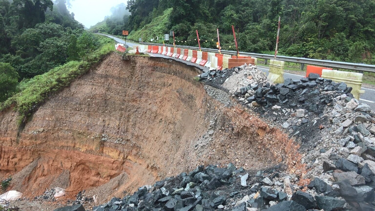 Jalan alternatif pula rosak akibat hakisan