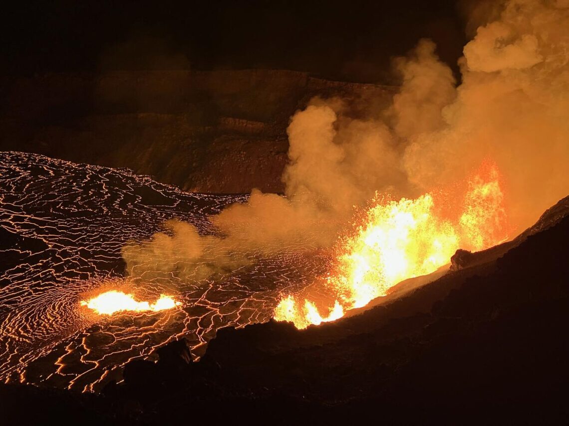 Gunung berapi Kilauea di Hawaii meletus, muntah lava 80 meter