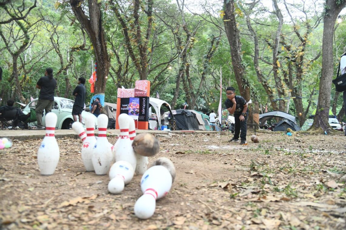 Warga emas menitis air mata terima sumbangan beras