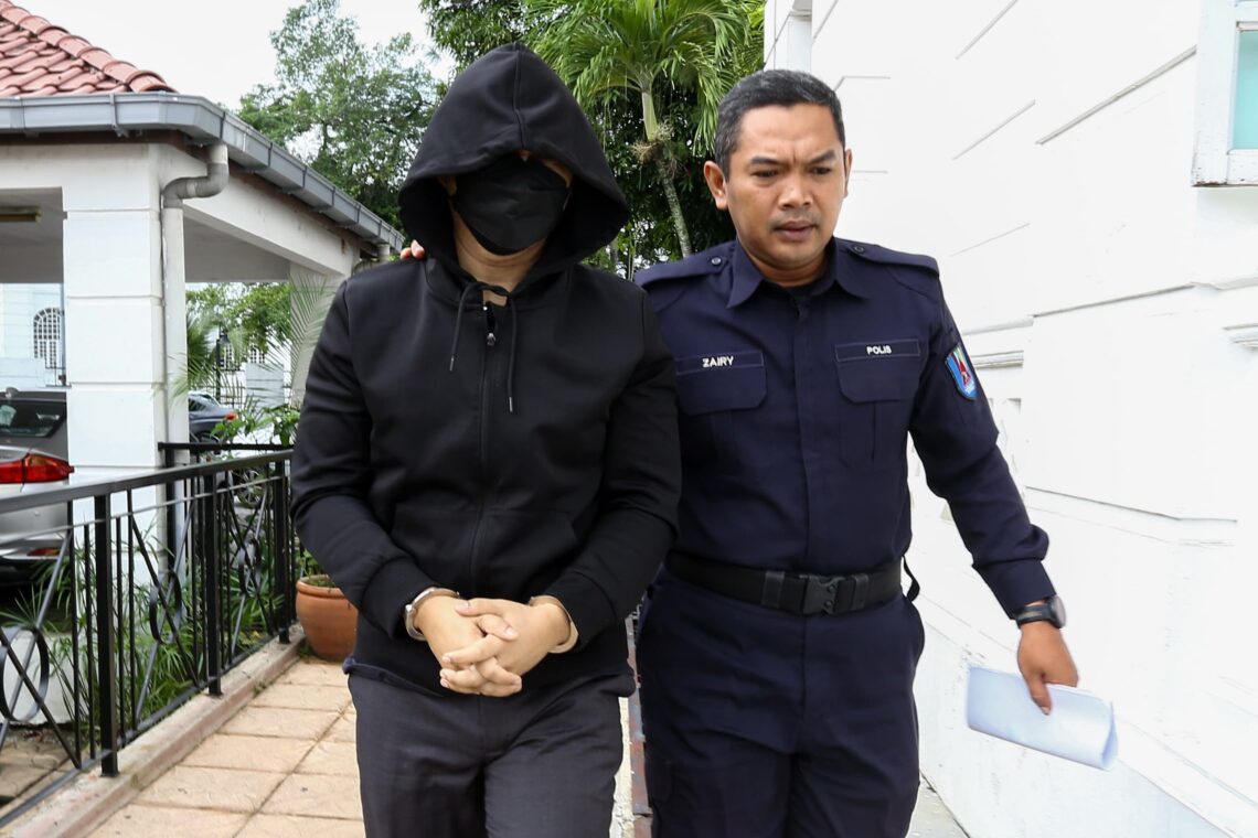 Guru nampak Muhammad Zaharif digilis Perodua Ativa