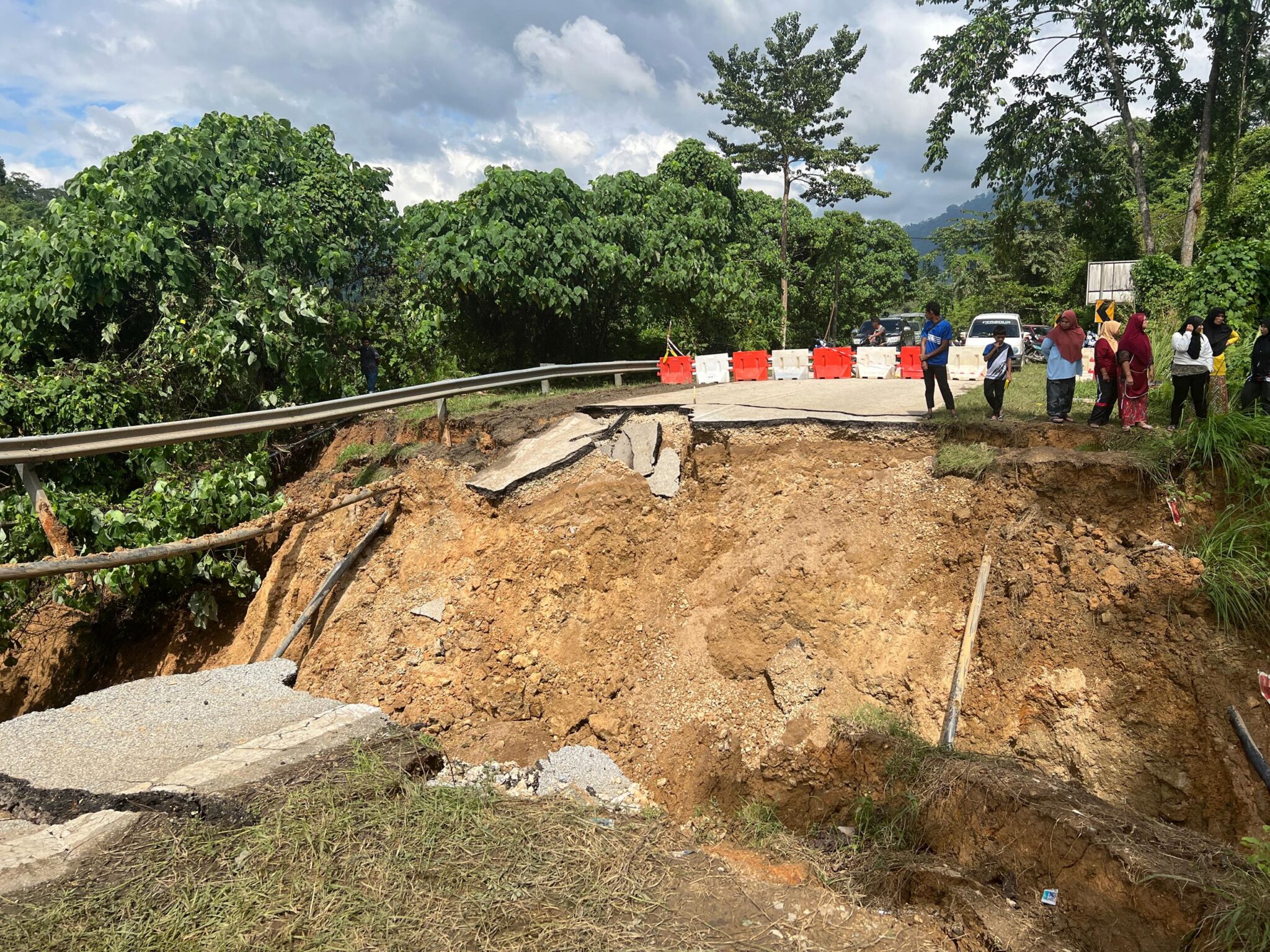 Jalan Gua Musang-Jeli di Kilometer 35 runtuh