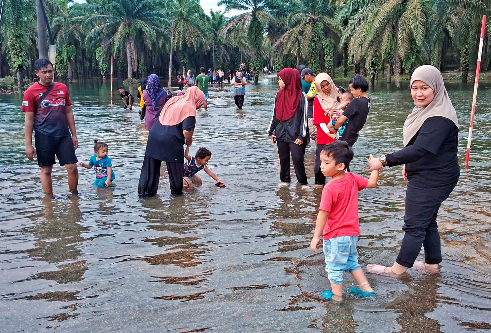 Raya tetap meriah walaupun guna bahasa isyarat