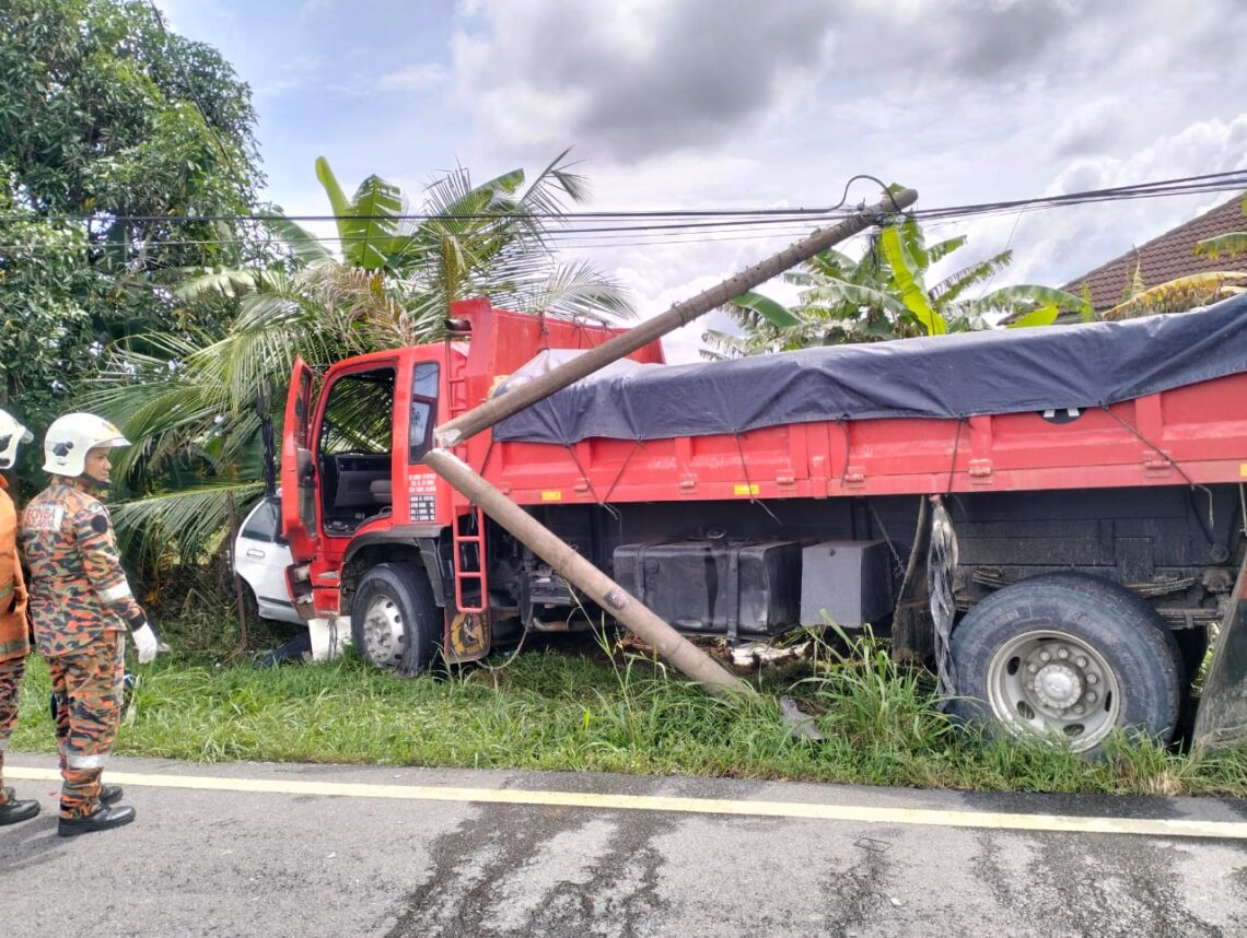 Remaja maut kereta bertembung lori