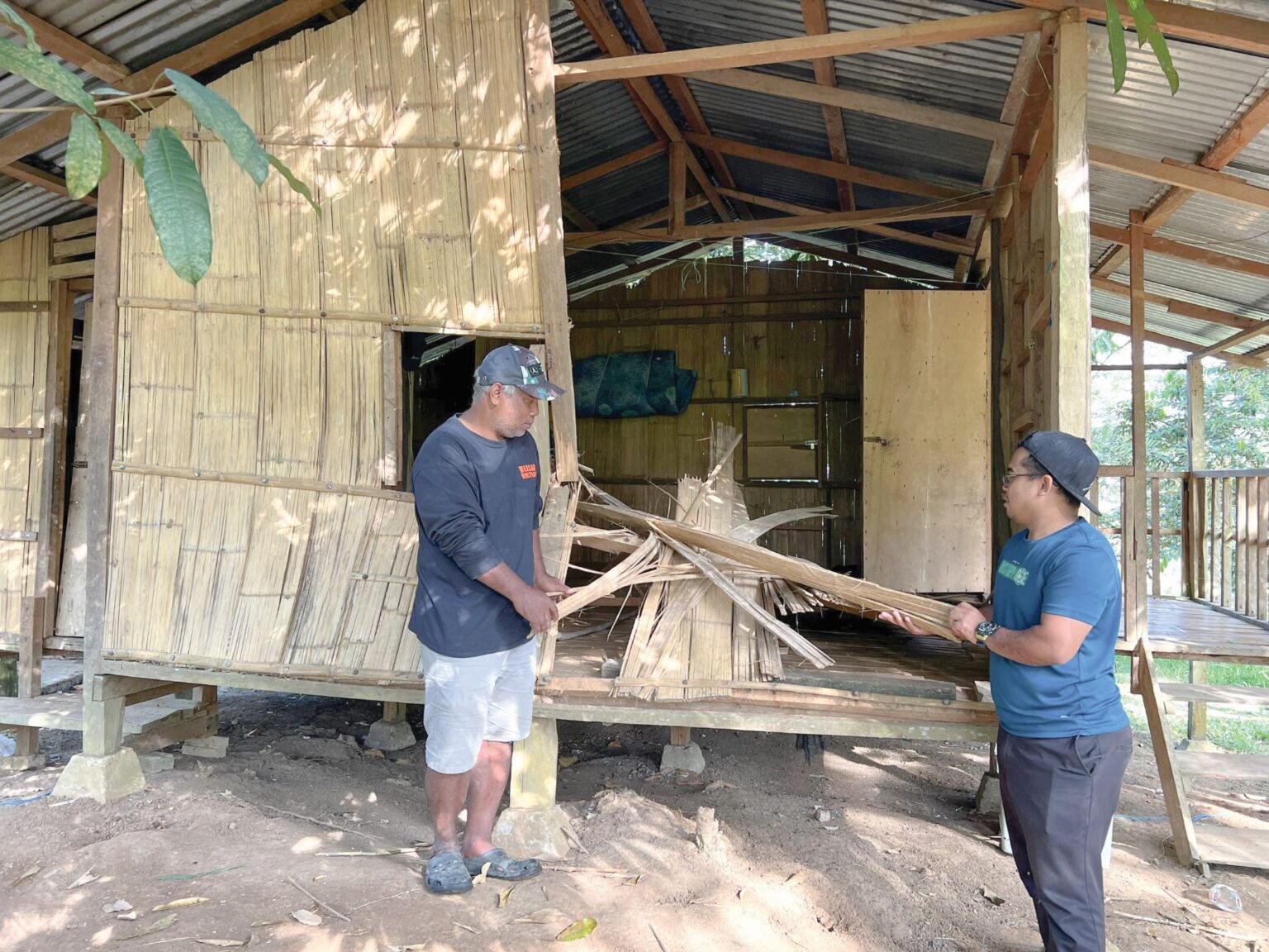 ‘Abang besar’ mengamuk rosakkan rumah buluh