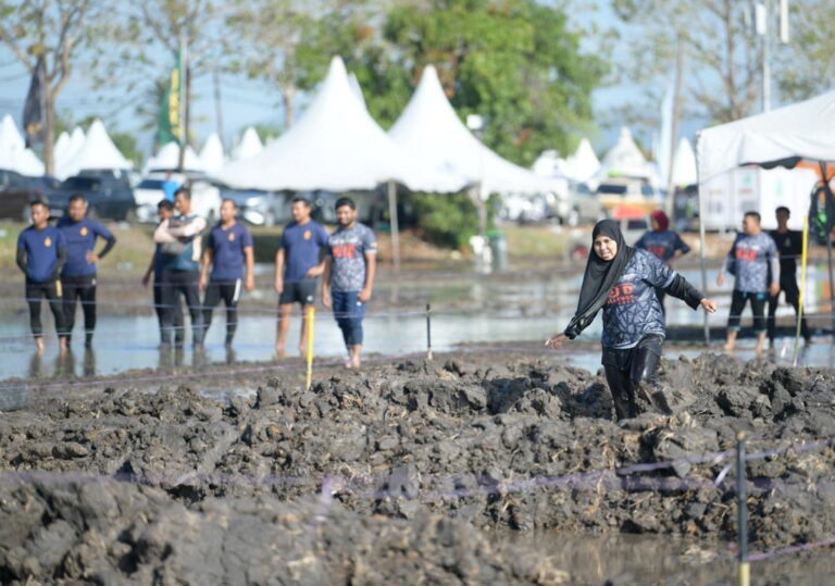 Pesta Angin Timur dalam ‘keleboq’ - Utusan Malaysia
