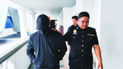 Bekas pegawai bank dituduh minta rasuah - Utusan Malaysia