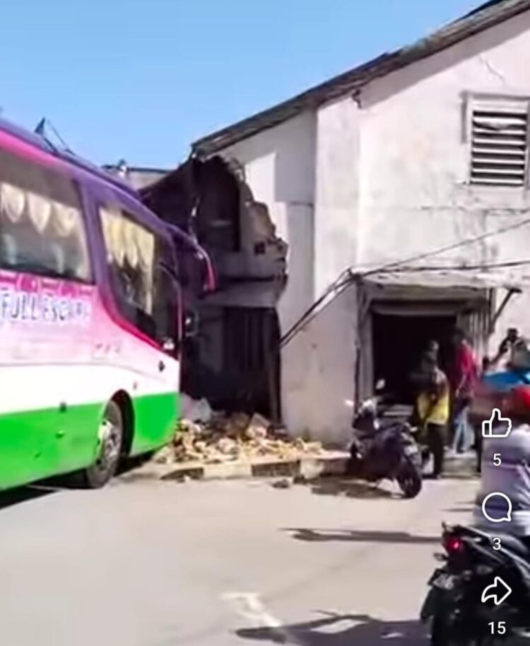 Wanita cedera terkena serpihan batu kedai dirempuh bas tanpa pemandu ...