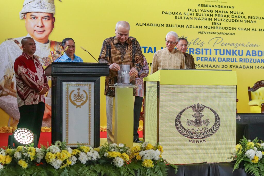 Sultan Nazrin rasmi Hospital UTAR Kampar - Utusan Malaysia